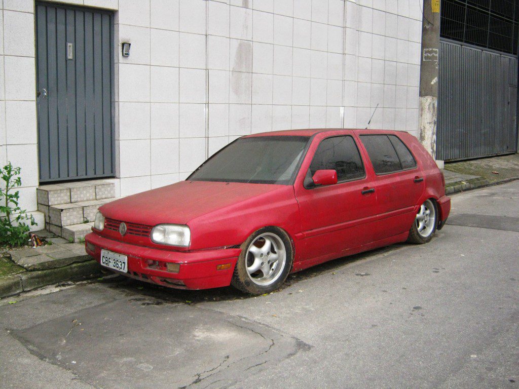 VW Golf -- Carros Inúteis