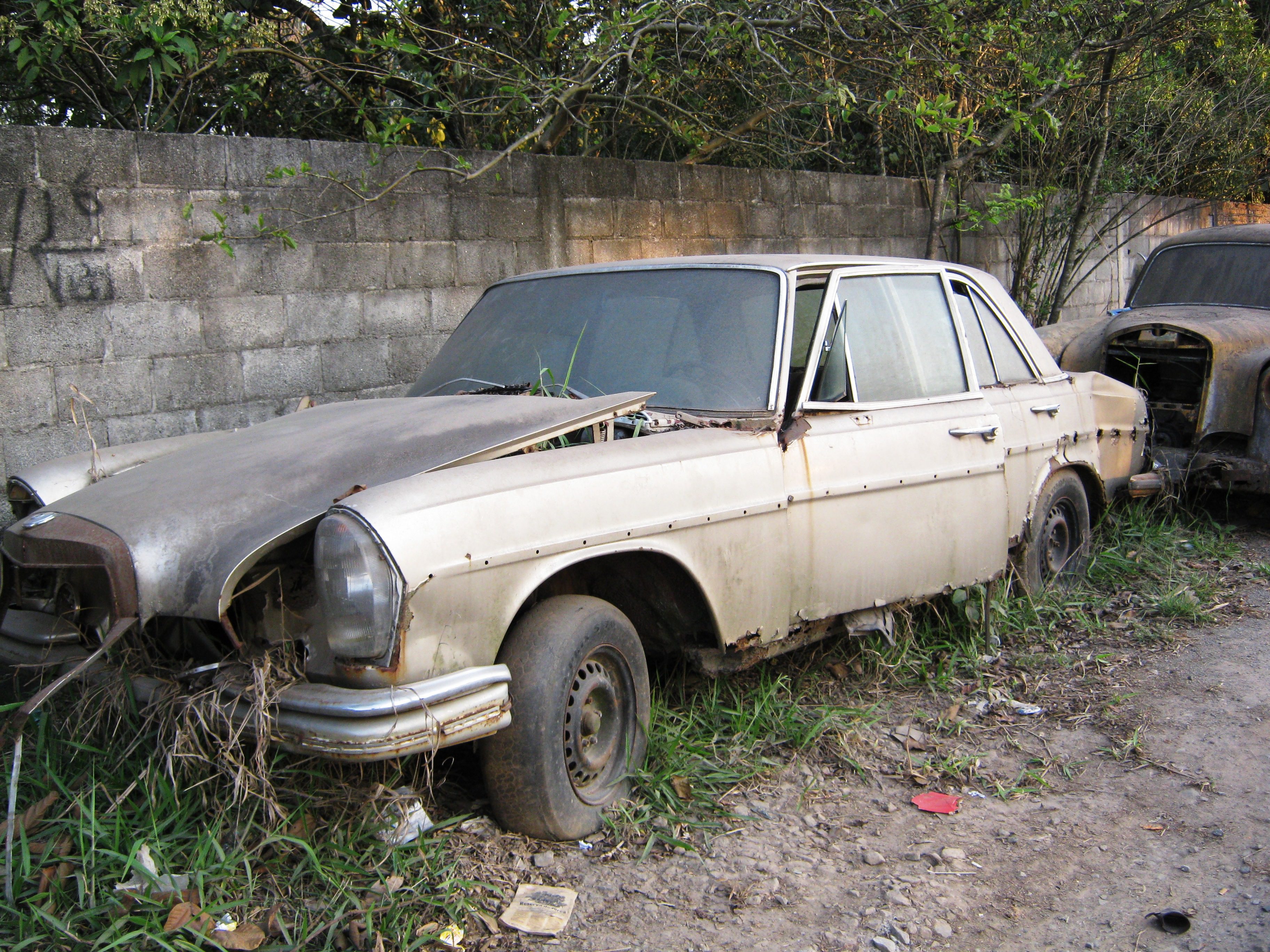 Dupla de Mercedes-Benz -- Carros Inúteis