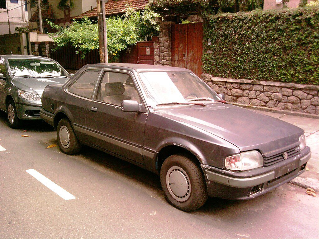 Volkswagen Apollo -- Carros Inúteis