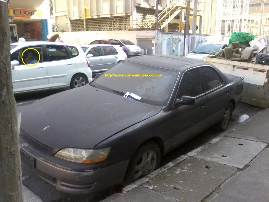 Lexus ES300 -- Carros Inúteis